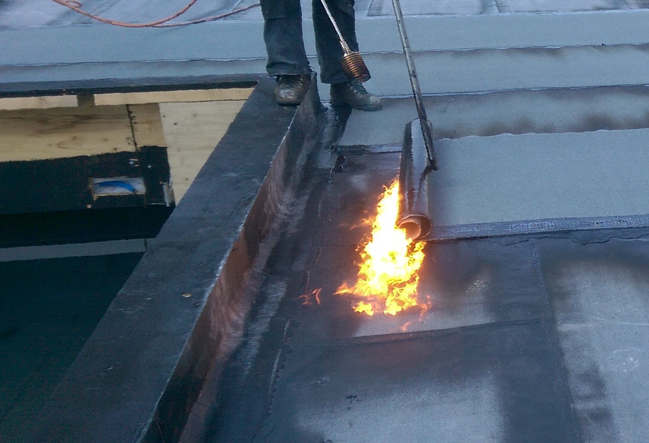 Bituminöse Abdichtung und Wandanschluss aus EPDM